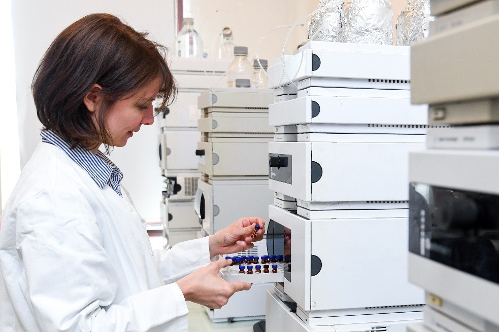 Identifying and quantifying molecules Identifying and quantifying molecules