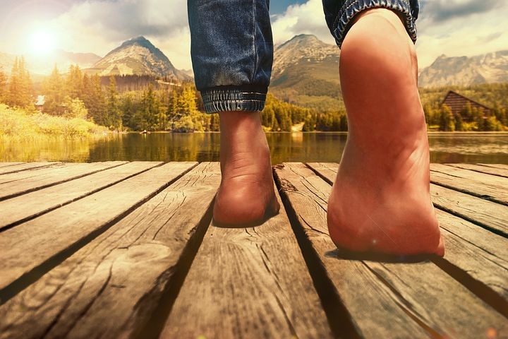 MARCHER PIEDS NUS ? QUE DES BONNES RAISONS MARCHER PIEDS NUS ? QUE DES BONNES RAISONS