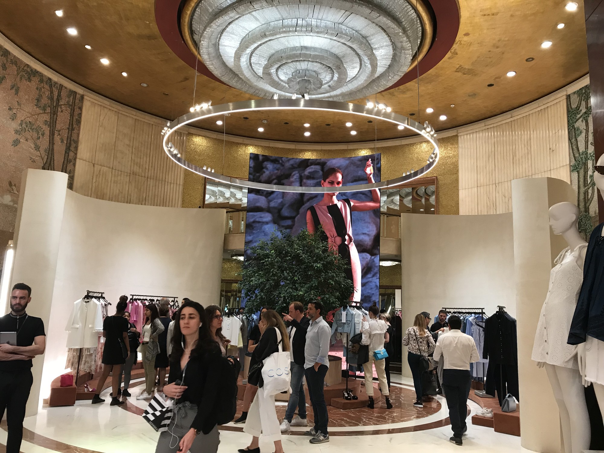 Zara's New Concept Store Showcasing Fast Fashion Future of Retail - The ... Zara's New Concept Store Showcasing Fast Fashion Future of Retail - The ...