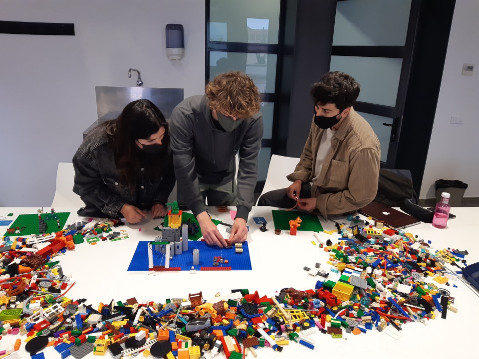 Integrating Design Thinking, Lean Start-up, Agile: Play and Learn Integrating Design Thinking, Lean Start-up, Agile: Play and Learn