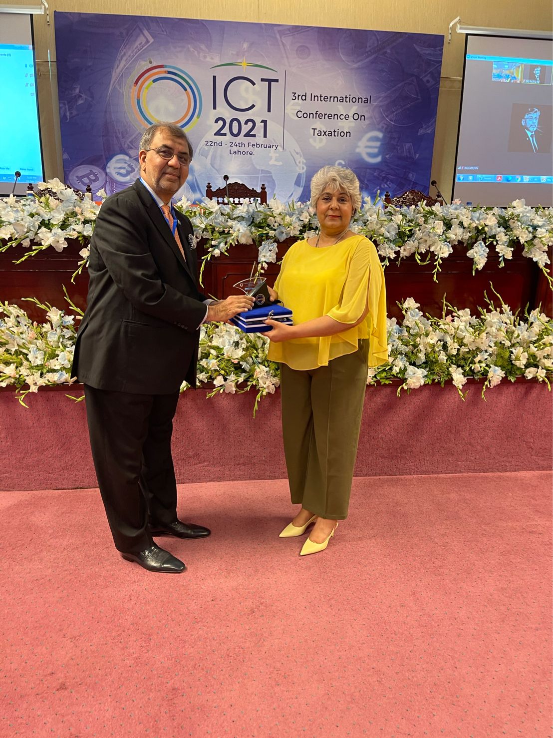 Ashfaq Tola on LinkedIn: Receiving memento from Madam Iram Adnan DG ... Ashfaq Tola on LinkedIn: Receiving memento from Madam Iram Adnan DG ...