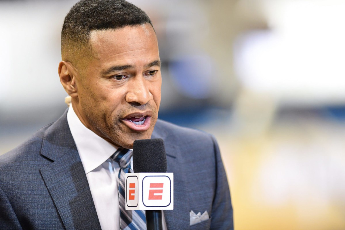 ESPN on LinkedIn: ESPN Re-Signs Veteran Play-By-Play Voice Mark Jones ... ESPN on LinkedIn: ESPN Re-Signs Veteran Play-By-Play Voice Mark Jones ...