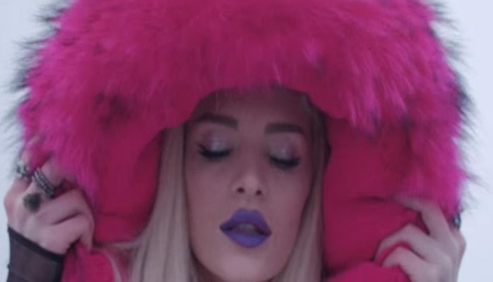 Era Istrefi met le monde en transe avec « Bonbon » ! l aura fallu près ... Era Istrefi met le monde en transe avec « Bonbon » ! l aura fallu près ...