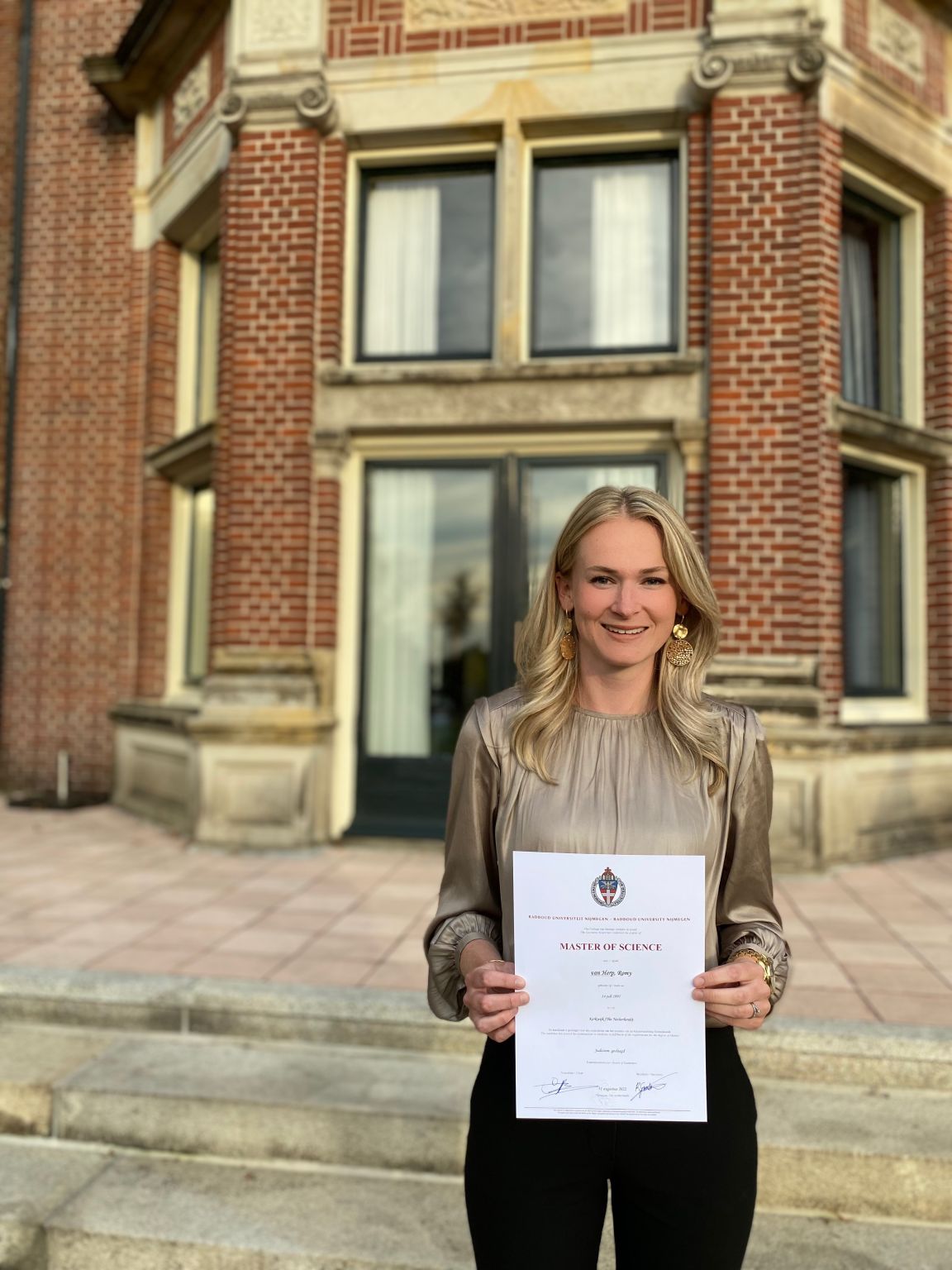Romy van Herp op LinkedIn: AFGESTUDEERD EN EEN BAAN! 🎈 Vorige week heb ... Romy van Herp op LinkedIn: AFGESTUDEERD EN EEN BAAN! 🎈 Vorige week heb ...