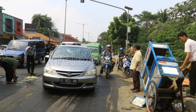 Jalan Raya Bogor Telan Korban, Grand Max Tabrak Gerobak Bakso Jalan Raya Bogor Telan Korban, Grand Max Tabrak Gerobak Bakso