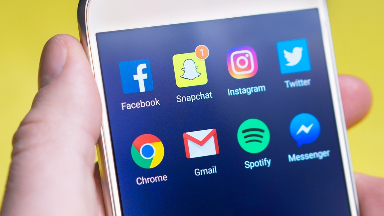 HOW TO BUILD YOUR 2020 SOCIAL MEDIA STRATEGY HOW TO BUILD YOUR 2020 SOCIAL MEDIA STRATEGY
