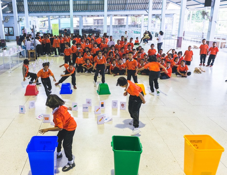 Spreading awareness to fight waste Spreading awareness to fight waste