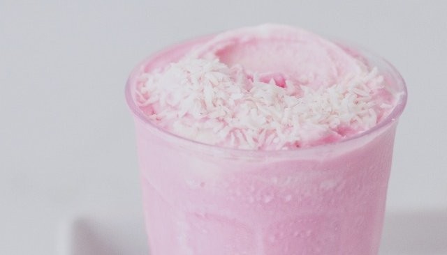 Strawberries and Cream Frozen Yoghurt Strawberries and Cream Frozen Yoghurt
