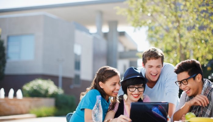Why universities should embrace social media Why universities should embrace social media