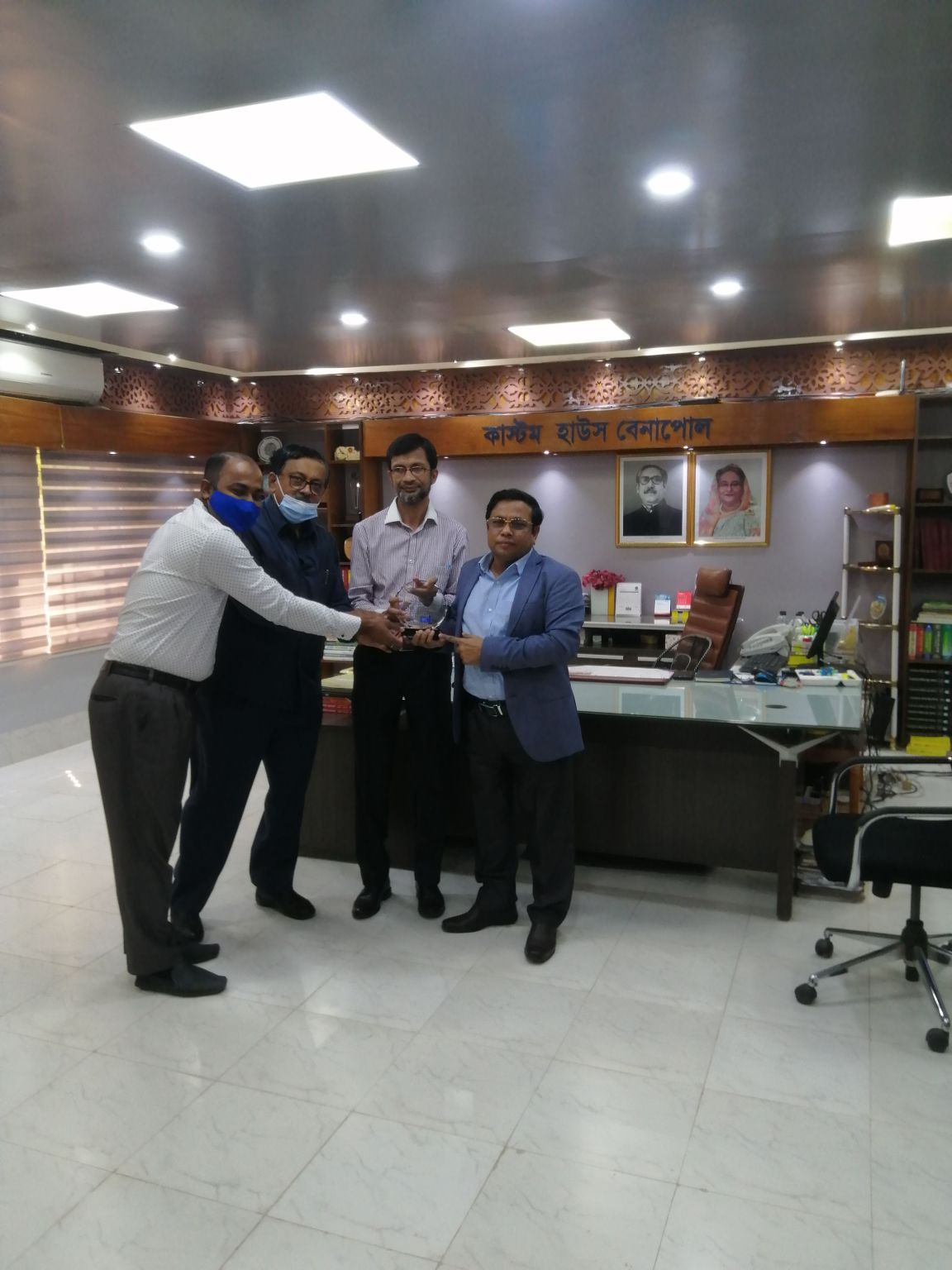 Md. Imam Hossain Khan on LinkedIn: Crest Handed over to Commissioner of ... Md. Imam Hossain Khan on LinkedIn: Crest Handed over to Commissioner of ...
