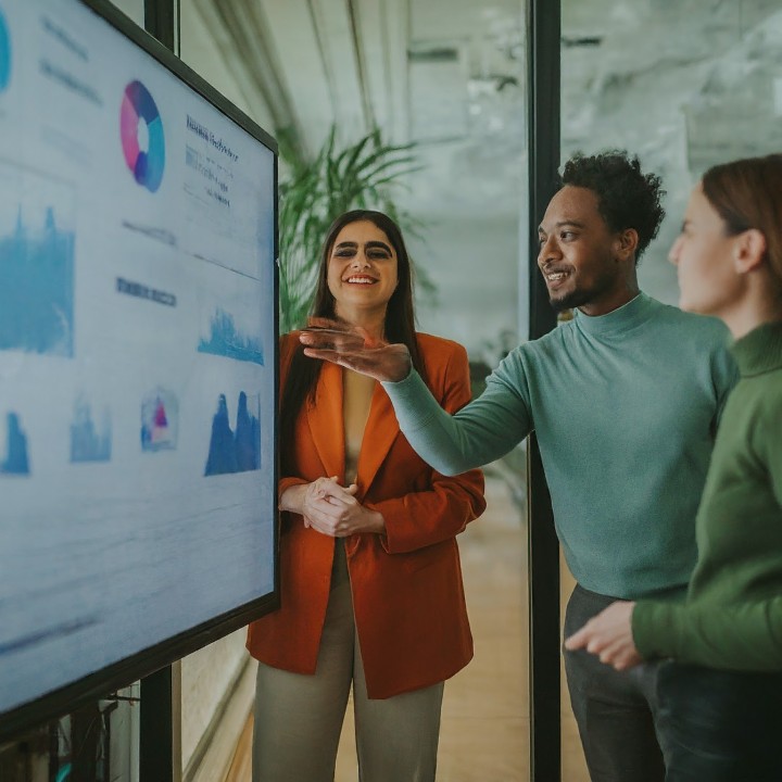 Leveraging Technology to Enhance Customer Experience Leveraging Technology to Enhance Customer Experience