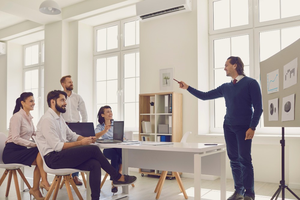 COACHING VS. CONSULTING: IMPORTANT DIFFERENCES & SIMILARITIES COACHING VS. CONSULTING: IMPORTANT DIFFERENCES & SIMILARITIES