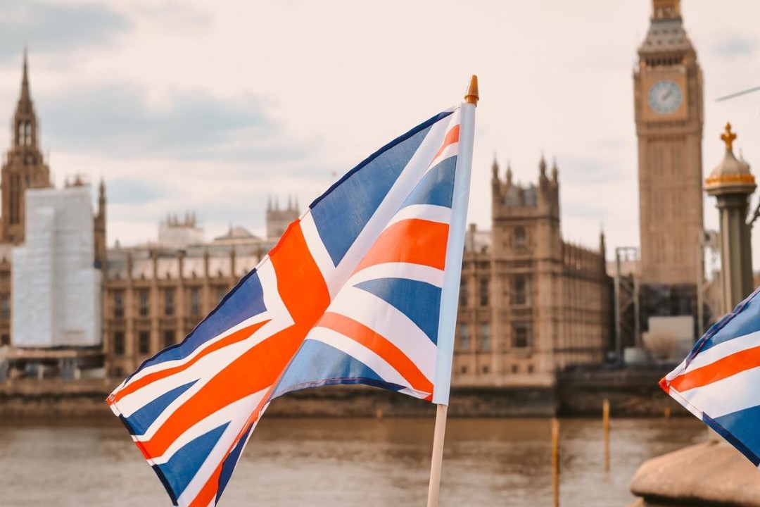 UK - ISSUES RECORD-BREAKING 321,000 VISAS TO MIGRANT WORKERS ...! UK - ISSUES RECORD-BREAKING 321,000 VISAS TO MIGRANT WORKERS ...!