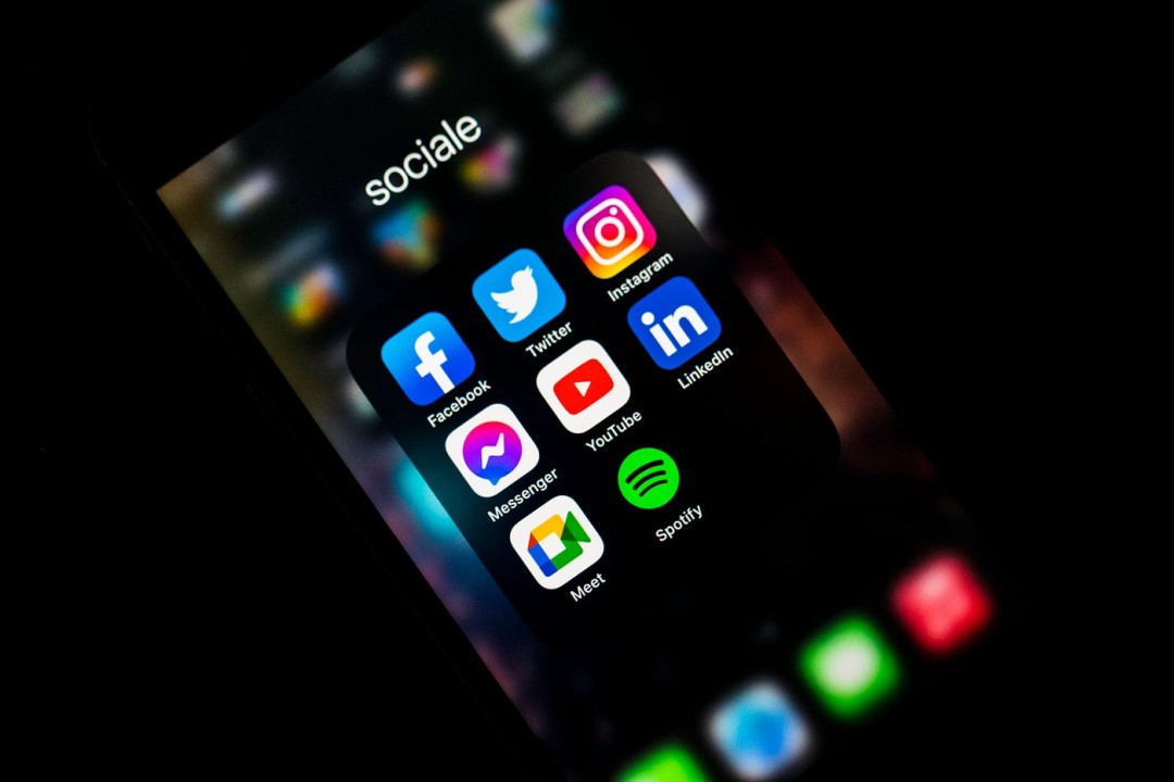 Decoding Social Media Algorithms: Shaping Information and Society Decoding Social Media Algorithms: Shaping Information and Society