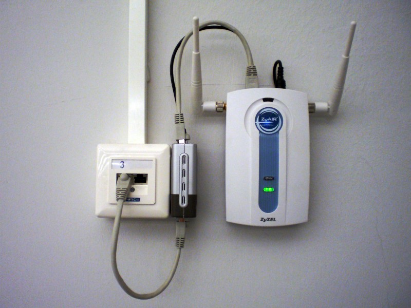 Power over Ethernet: Streamlining Network Deployments Power over Ethernet: Streamlining Network Deployments