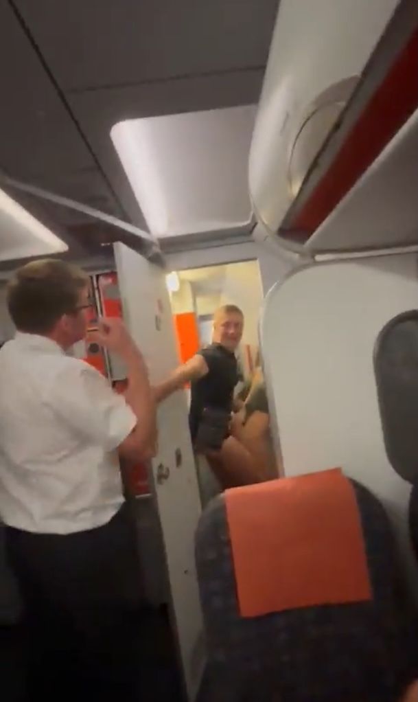 NewsFlash.one on LinkedIn: Couple aboard easyJet flight caught joining ... NewsFlash.one on LinkedIn: Couple aboard easyJet flight caught joining ...