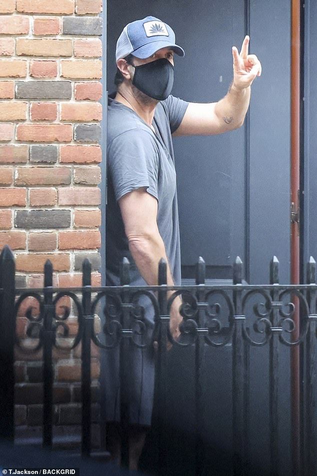 NewsFlash.one on LinkedIn: EXCLUSIVE: Downcast David Schwimmer flashes ... NewsFlash.one on LinkedIn: EXCLUSIVE: Downcast David Schwimmer flashes ...