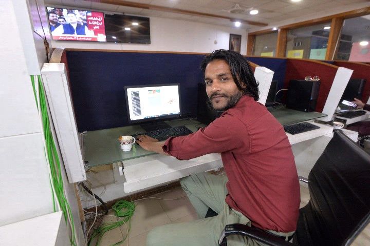 Bilal Fareed on LinkedIn: Tea is a must during screen battle 🤗 Bilal Fareed on LinkedIn: Tea is a must during screen battle 🤗