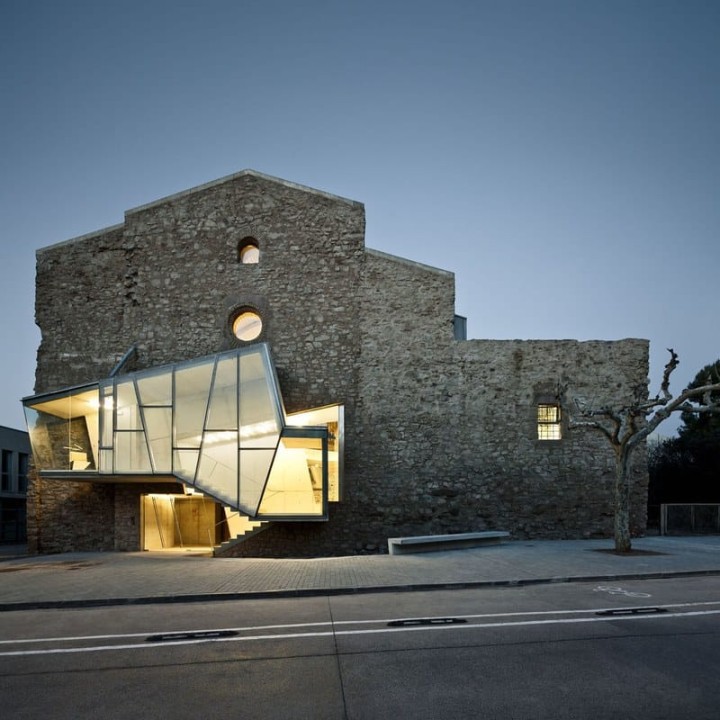 ADAPTIVE REUSE: TRANSFORMING EXISTING STRUCTURES FOR NEW PURPOSES ADAPTIVE REUSE: TRANSFORMING EXISTING STRUCTURES FOR NEW PURPOSES
