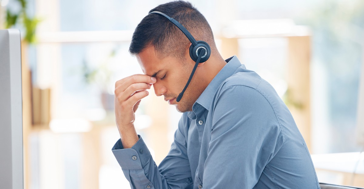 10 COMMON CALL CENTER CHALLENGES (& WAYS TO SOLVE THEM) 10 COMMON CALL CENTER CHALLENGES (& WAYS TO SOLVE THEM)