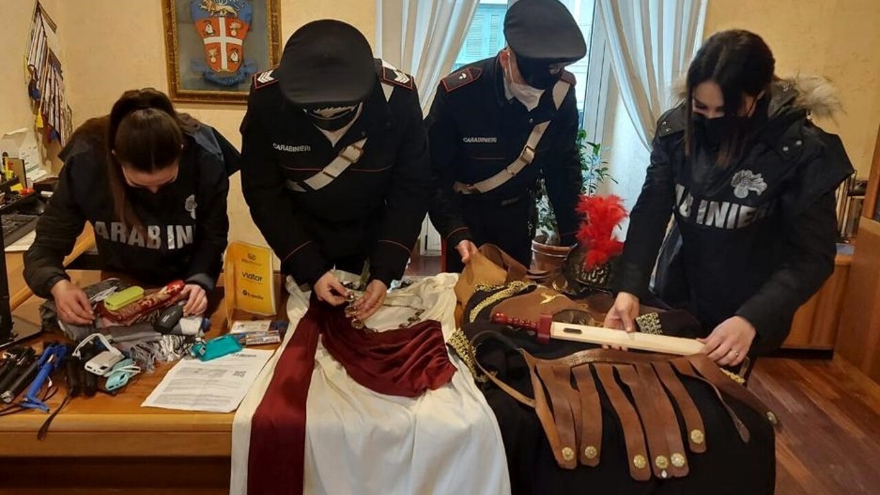 Paid selfies with tourists, two centurions fined. Seized the costume Paid selfies with tourists, two centurions fined. Seized the costume