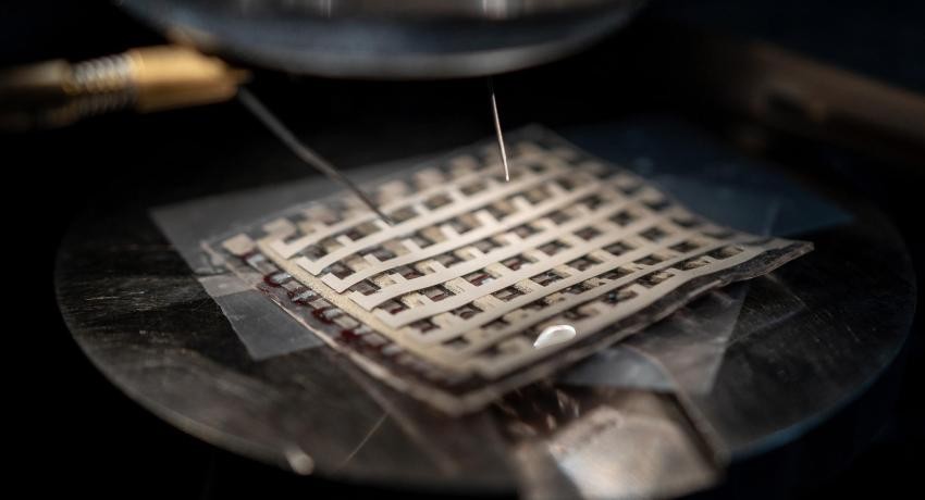New method can scale, simplify manufacture of stretchy semiconductors New method can scale, simplify manufacture of stretchy semiconductors