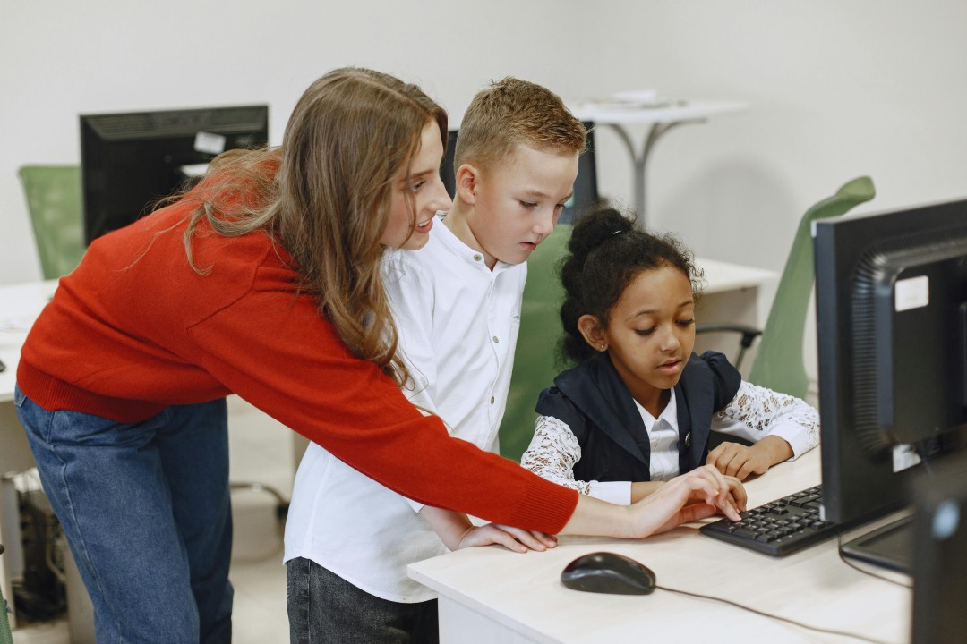 Empowering Students to Understand & Use AI Responsibly Empowering Students to Understand & Use AI Responsibly