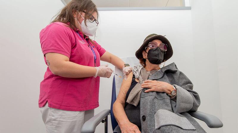 How Often Should Immunocompromised People Get a COVID Booster? | J ... How Often Should Immunocompromised People Get a COVID Booster? | J ...