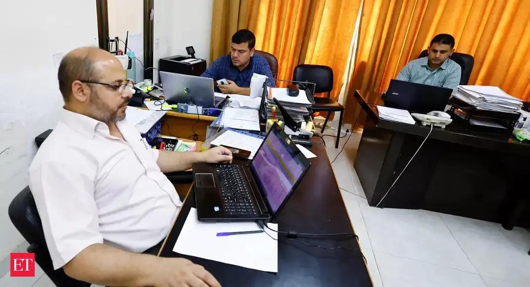 Govt officers entitled to mobile, laptop costing up to Rs 1.3 lakh; can ... Govt officers entitled to mobile, laptop costing up to Rs 1.3 lakh; can ...
