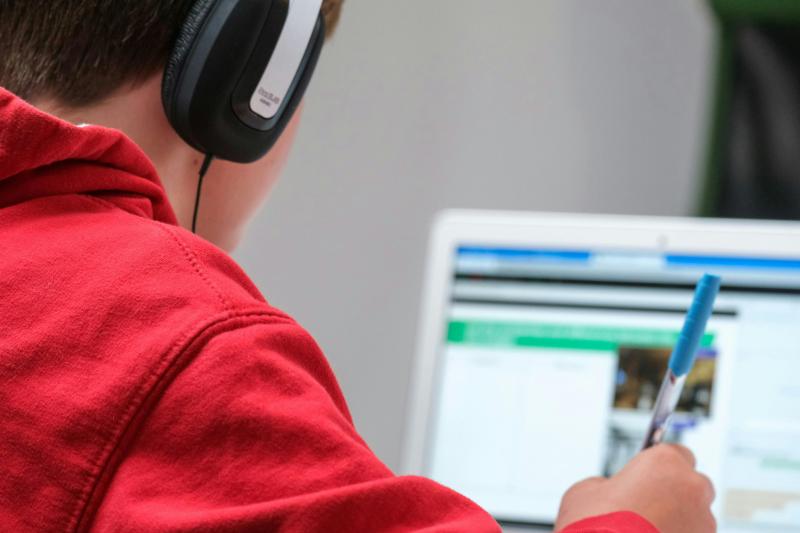 Synchronous vs. Asynchronous Online Learning: Which is Right for You ... Synchronous vs. Asynchronous Online Learning: Which is Right for You ...