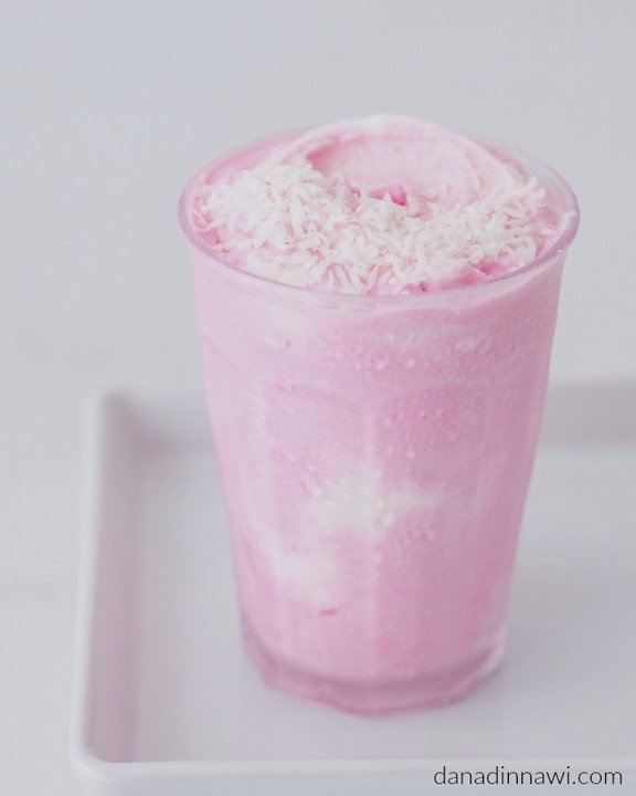 Strawberries and Cream Frozen Yoghurt | Dana Dinnawi Strawberries and Cream Frozen Yoghurt | Dana Dinnawi