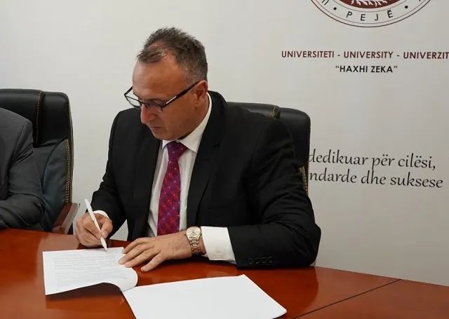 Vazhdon transformimi i Universitetit “Haxhi Zeka”, drejt kurrikulës së ... Vazhdon transformimi i Universitetit “Haxhi Zeka”, drejt kurrikulës së ...