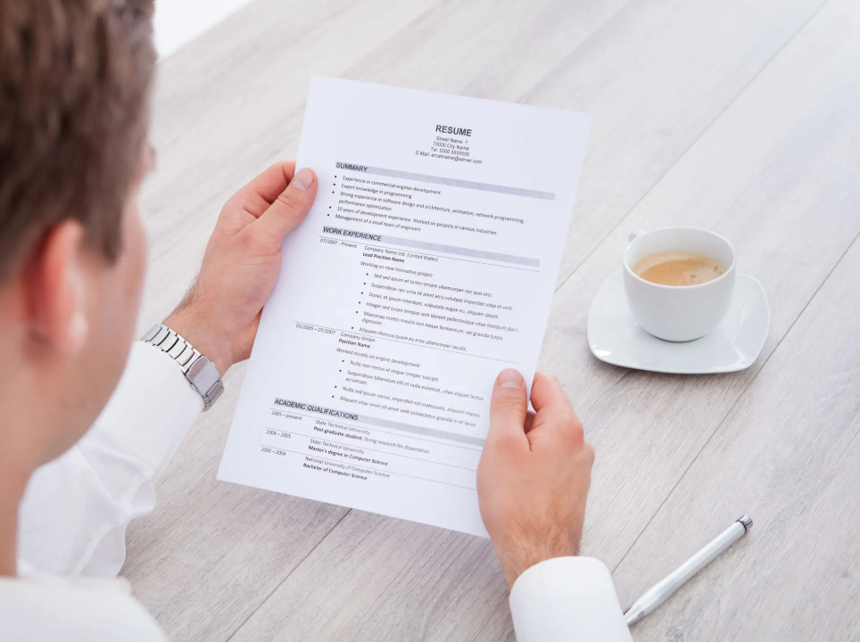 Crafting a Standout Professional Resume: A Guide to Effective Formatting Crafting a Standout Professional Resume: A Guide to Effective Formatting