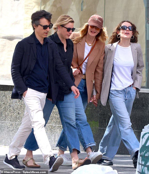 NewsFlash.one on LinkedIn: Laura Dern wears a baseball cap and blazer ... NewsFlash.one on LinkedIn: Laura Dern wears a baseball cap and blazer ...