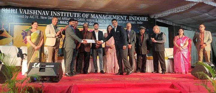 Divyash Pal on LinkedIn: 🏆 Got Best student Award for PG program from ... Divyash Pal on LinkedIn: 🏆 Got Best student Award for PG program from ...