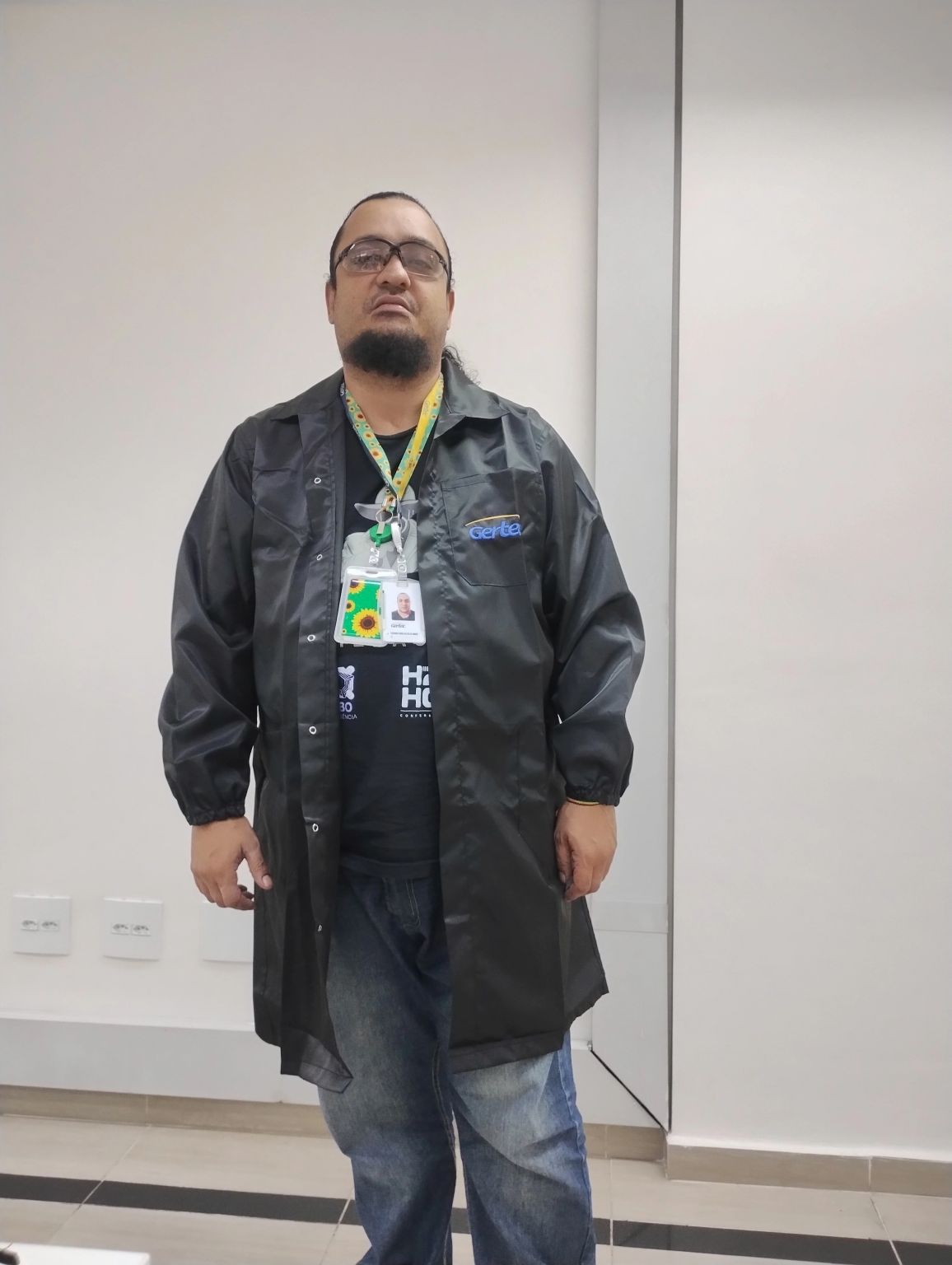 Dia de trabalho no laboratório com jaleco anti-estatisca e óculos de ... Dia de trabalho no laboratório com jaleco anti-estatisca e óculos de ...