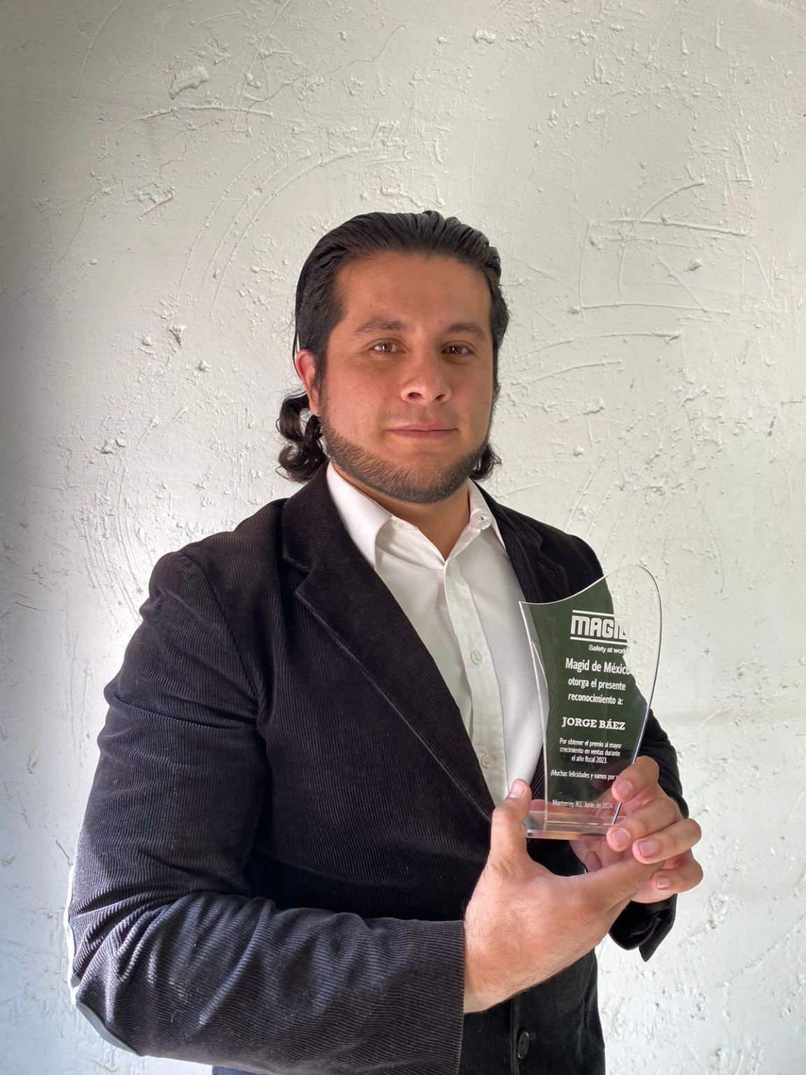 muy agradecido con Magid de México por este gran premio al mejor ... muy agradecido con Magid de México por este gran premio al mejor ...