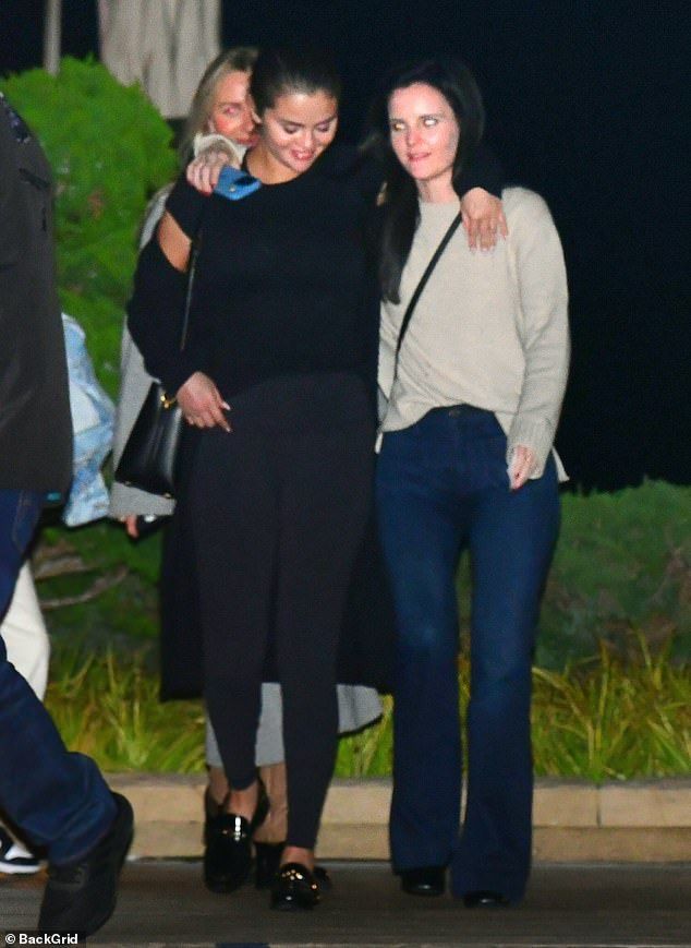 NewsFlash.one on LinkedIn: Selena Gomez affectionately rests her arm on ... NewsFlash.one on LinkedIn: Selena Gomez affectionately rests her arm on ...