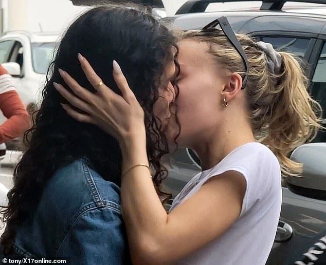 Lily-Rose Depp passionately kisses girlfriend 070 Shake at LAX - News ... Lily-Rose Depp passionately kisses girlfriend 070 Shake at LAX - News ...