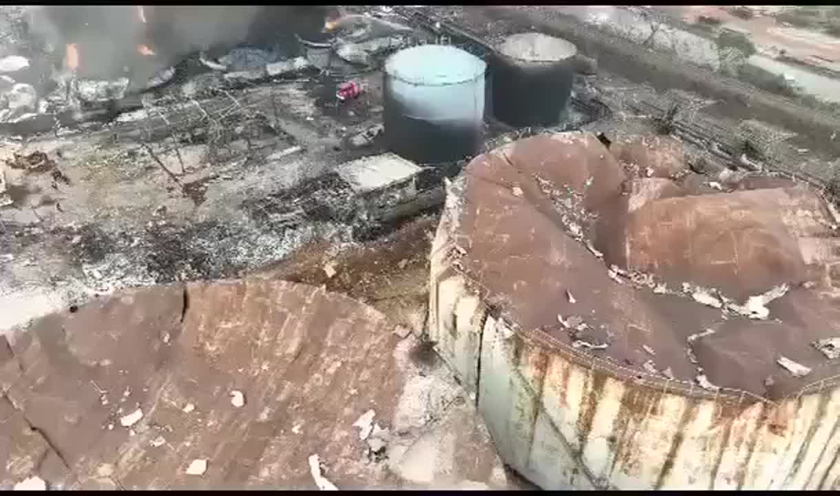 در ۱۸ دسامبر ۲۰۲۳ آتش سوزی و انفجاری که در یک پایانه نفتی در کوناکری ... در ۱۸ دسامبر ۲۰۲۳ آتش سوزی و انفجاری که در یک پایانه نفتی در کوناکری ...