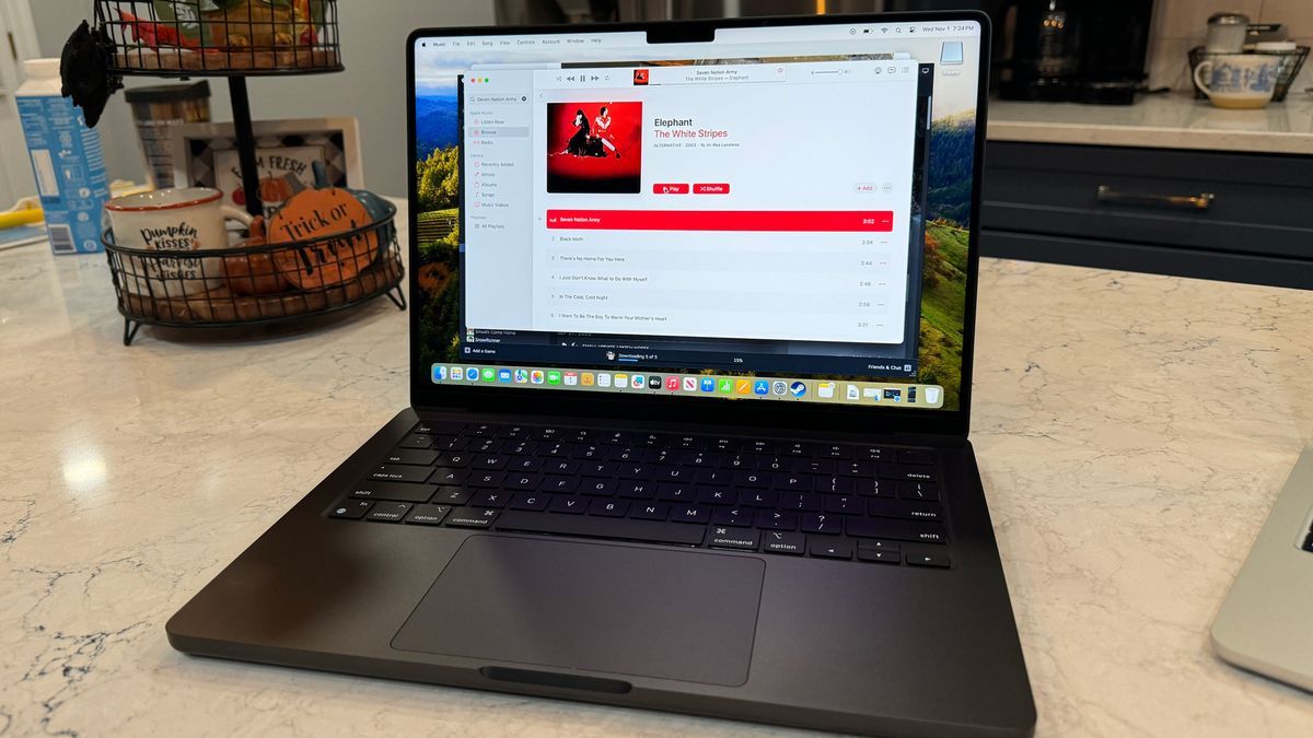 Social Sage on LinkedIn: MacBook Pro M4 box leak – fake, or not? If it ... Social Sage on LinkedIn: MacBook Pro M4 box leak – fake, or not? If it ...