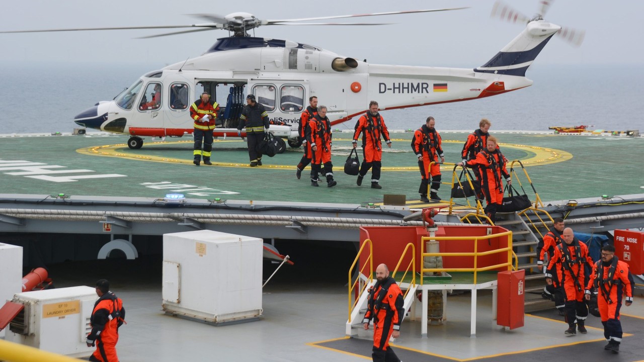 Maximizing Wind Farm Efficiency with Helicopter Maintenance Solutions Maximizing Wind Farm Efficiency with Helicopter Maintenance Solutions