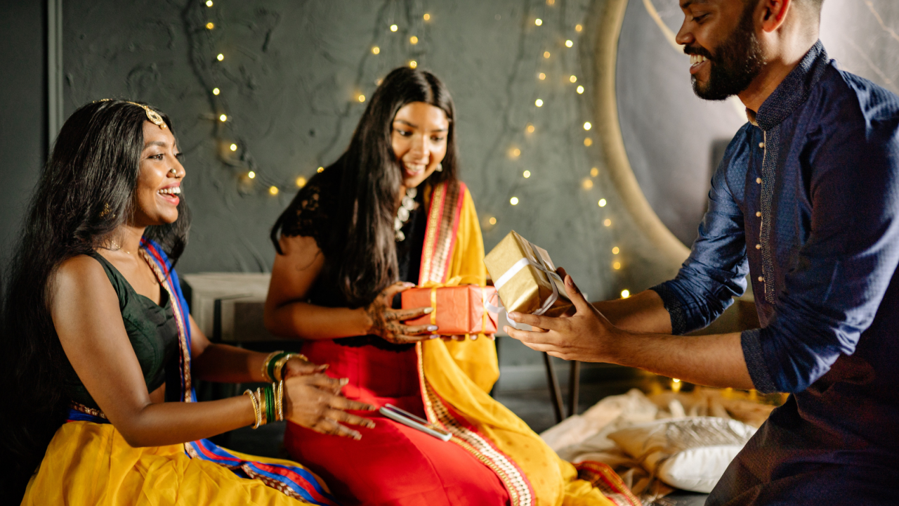 What kind of gifts should you buy for Diwali? | Needi What kind of gifts should you buy for Diwali? | Needi