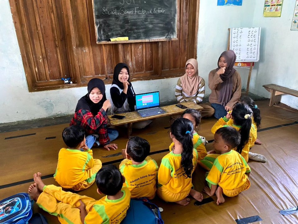 Pemuda Memegang Peranan Penting dalam Kehidupan Masyarakat Pemuda Memegang Peranan Penting dalam Kehidupan Masyarakat