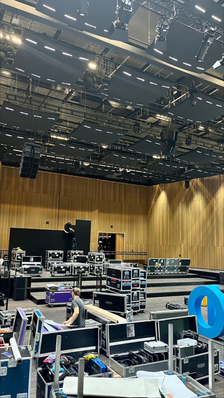 Peggy Latniak on LinkedIn: Set Up Day 1 💙🖤🤍 Stage Set in the making. Peggy Latniak on LinkedIn: Set Up Day 1 💙🖤🤍 Stage Set in the making.