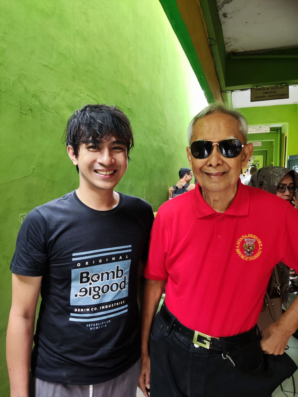 Memenuhi kewajiban dalam pemilu 2024, bersama tetangga idaman, putra ... Memenuhi kewajiban dalam pemilu 2024, bersama tetangga idaman, putra ...