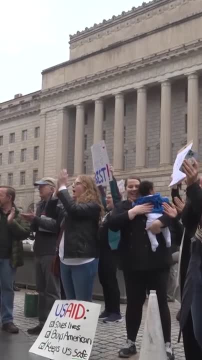 Fired USAID workers exit to applause | Reuters Fired USAID workers exit to applause | Reuters