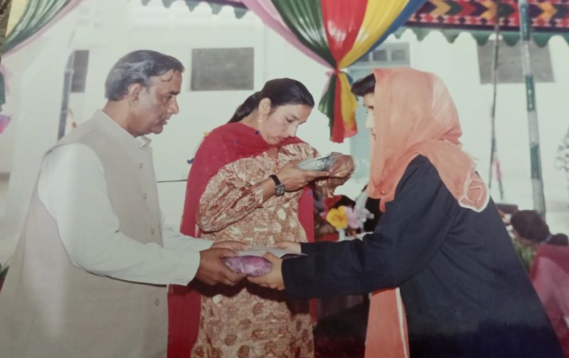 Dr Tahira Batool Bokhari receiving prize and certificates by Director ... Dr Tahira Batool Bokhari receiving prize and certificates by Director ...
