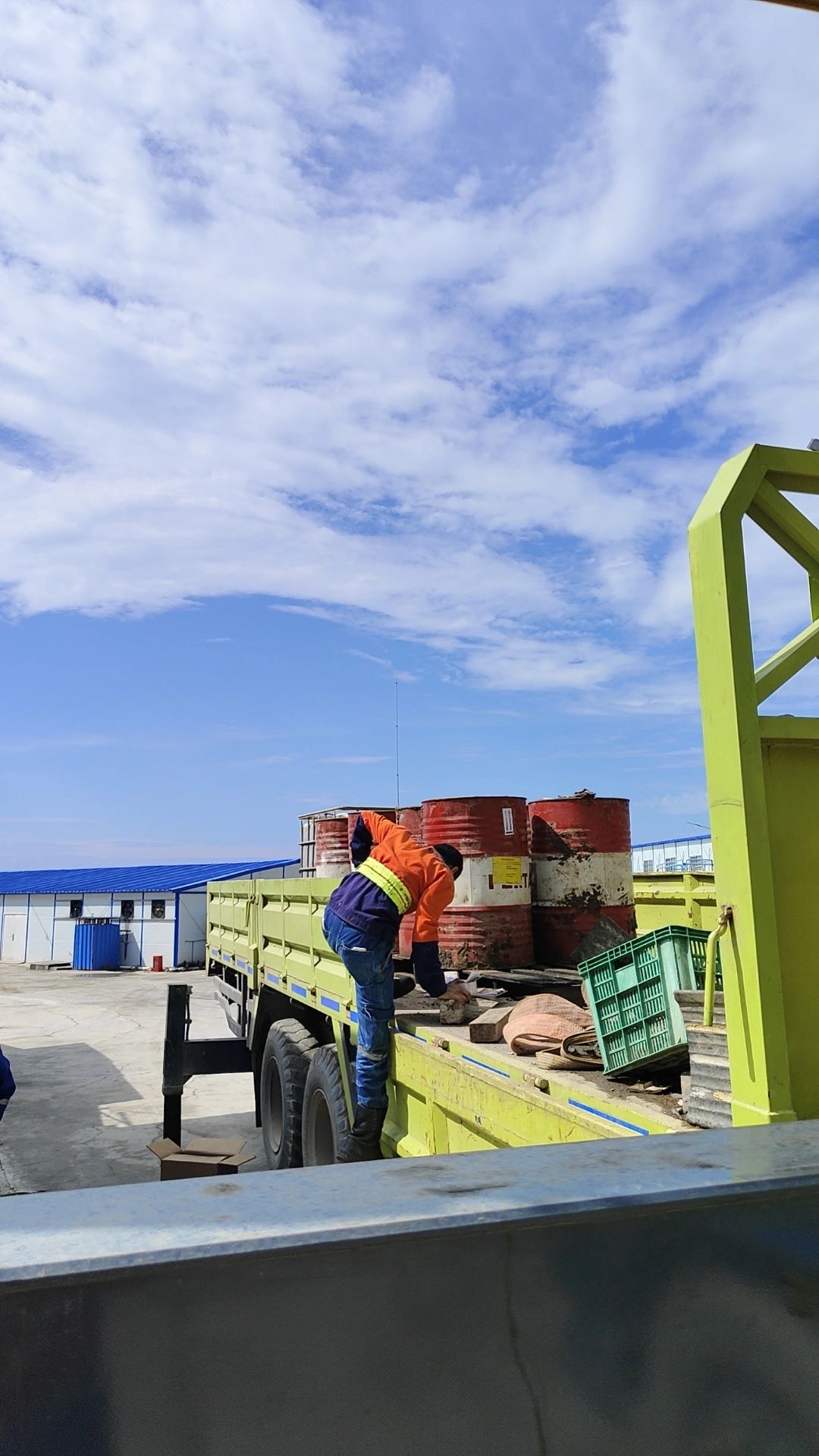 Pengangkutan oli bekas ke atas truk dan dipindahkan ke TPA B3 agar ... Pengangkutan oli bekas ke atas truk dan dipindahkan ke TPA B3 agar ...