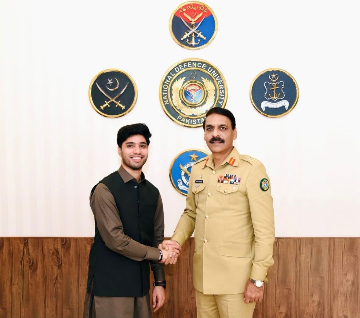 Delighted to meet LT Gen Asif Ghafoor. What an impressive personality ... Delighted to meet LT Gen Asif Ghafoor. What an impressive personality ...